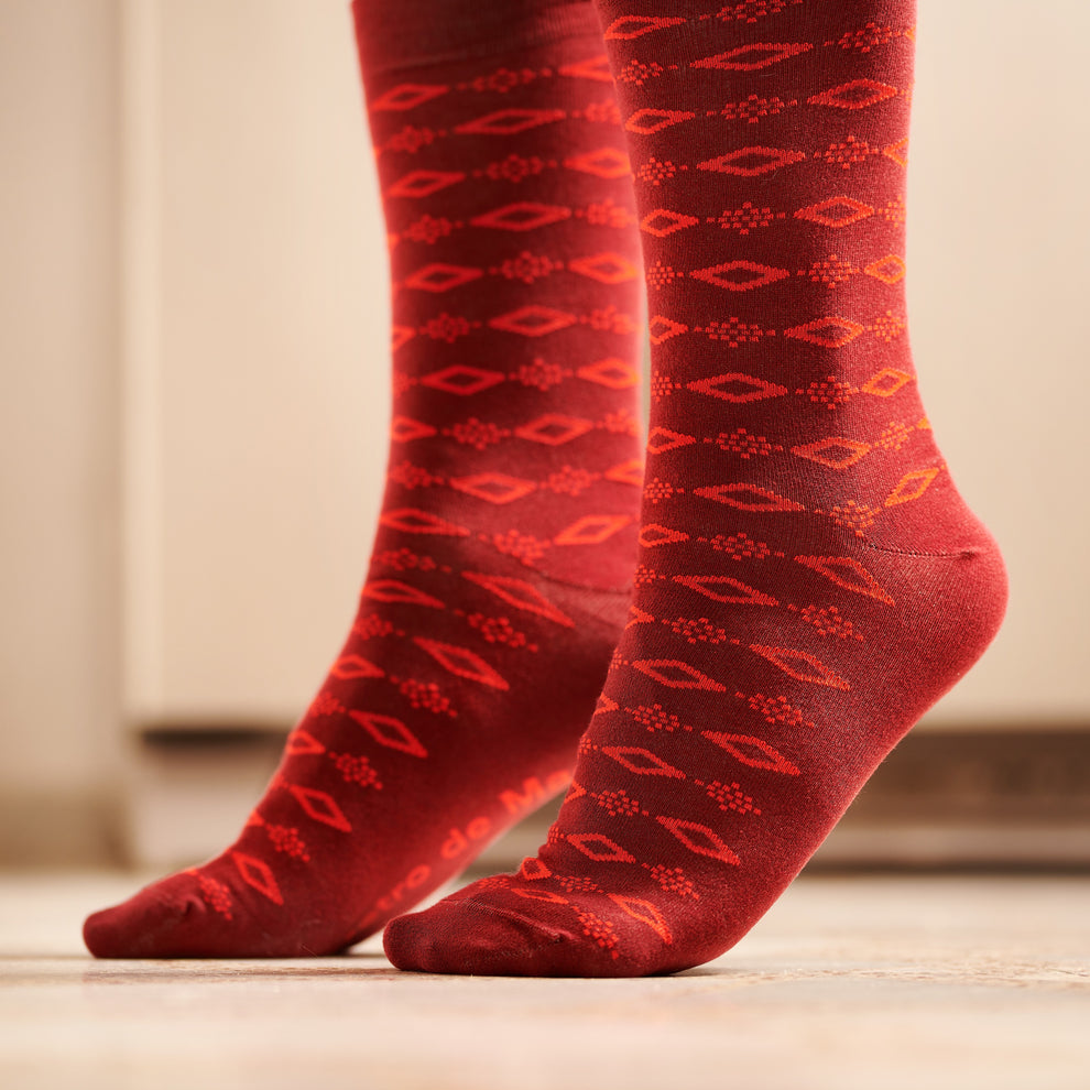 Logo shape maroon socks – latiendademetrodemadrid